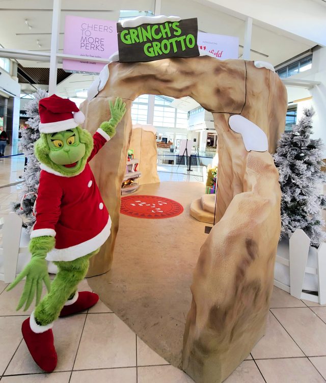 Holiday Pictures at the Grinch's Grotto: Westfield Galleria Mall ...