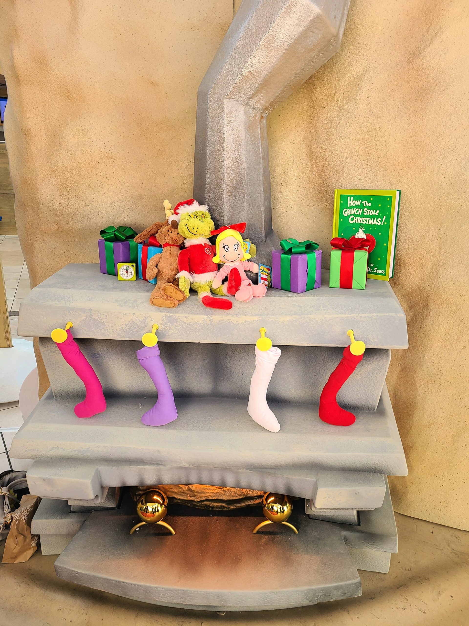 Holiday Pictures at the Grinch's Grotto: Westfield Galleria Mall ...