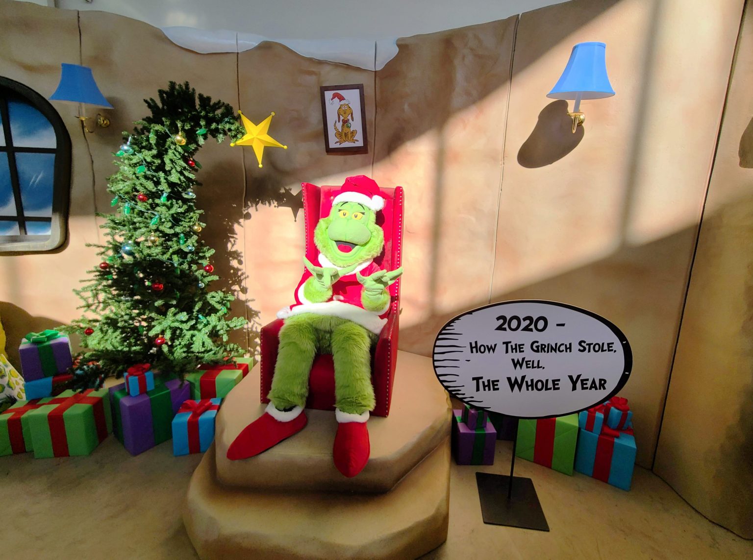 Holiday Pictures at the Grinch's Grotto: Westfield Galleria Mall ...