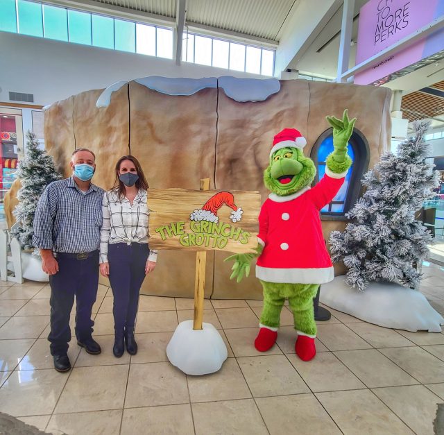Holiday Pictures at the Grinch's Grotto: Westfield Galleria Mall ...